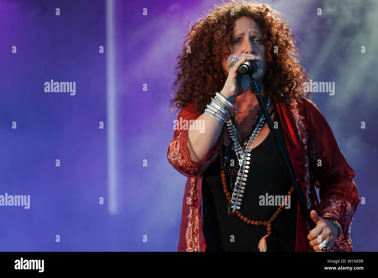 Woman stage singing talent hi-res stock photography and images - Alamy