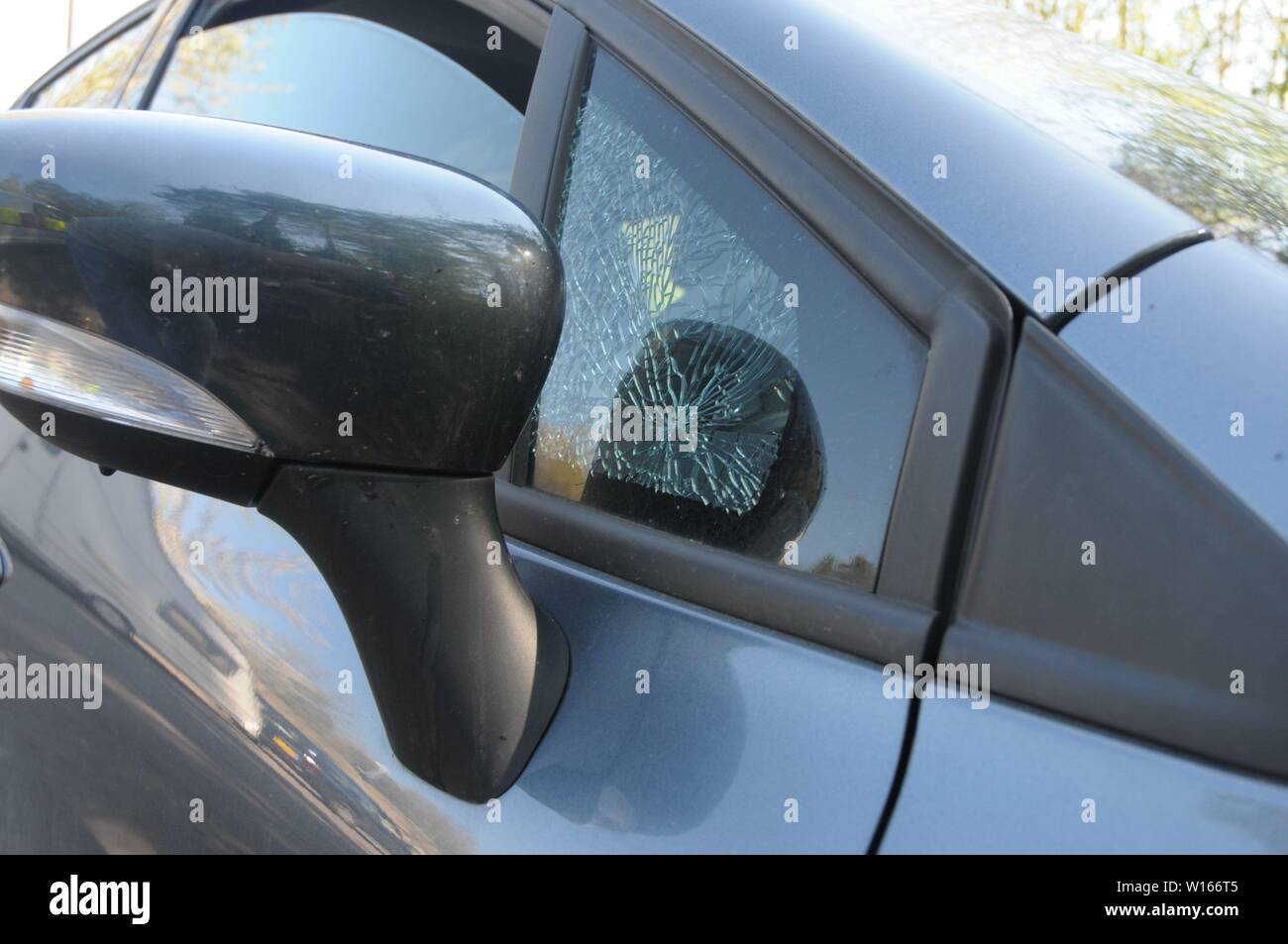 Vandalised car window hi-res stock photography and images - Alamy