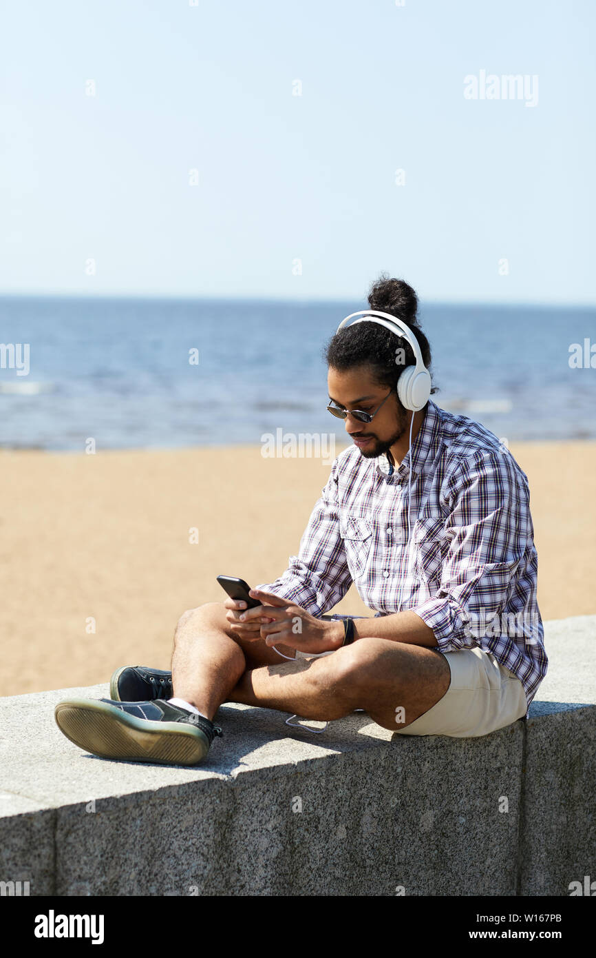 Chilling on beach hi-res stock photography and images - Alamy