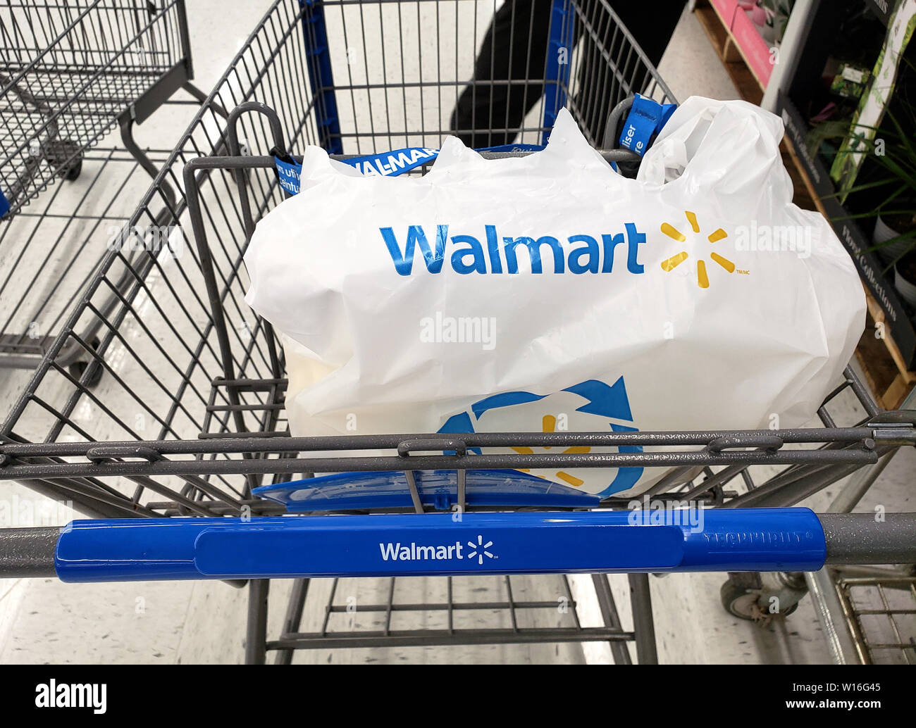 Walmart shopping cart hi-res stock photography and images - Alamy