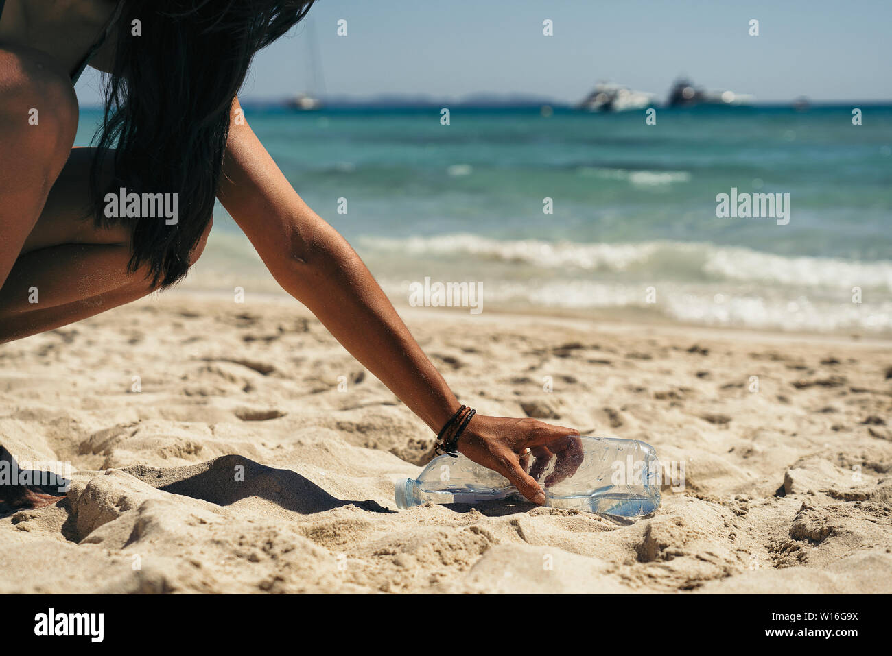 Female clean up garbage hi-res stock photography and images - Alamy