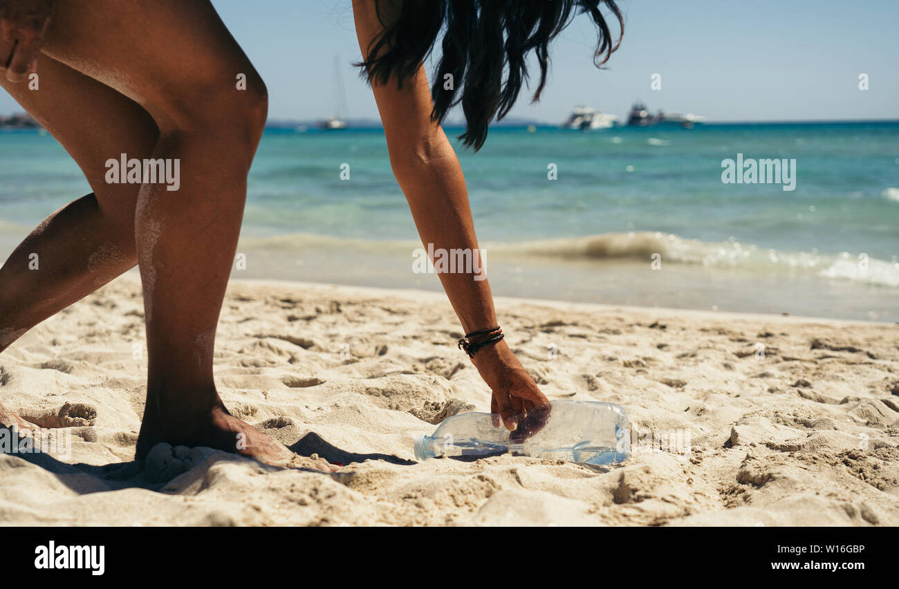 Female clean up garbage hi-res stock photography and images - Alamy