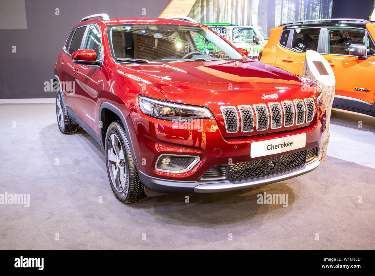 Mid size suvs hi-res stock photography and images - Alamy