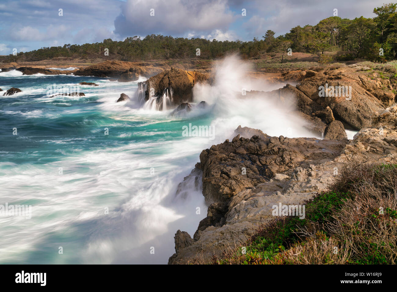 Crash wave hi-res stock photography and images - Alamy