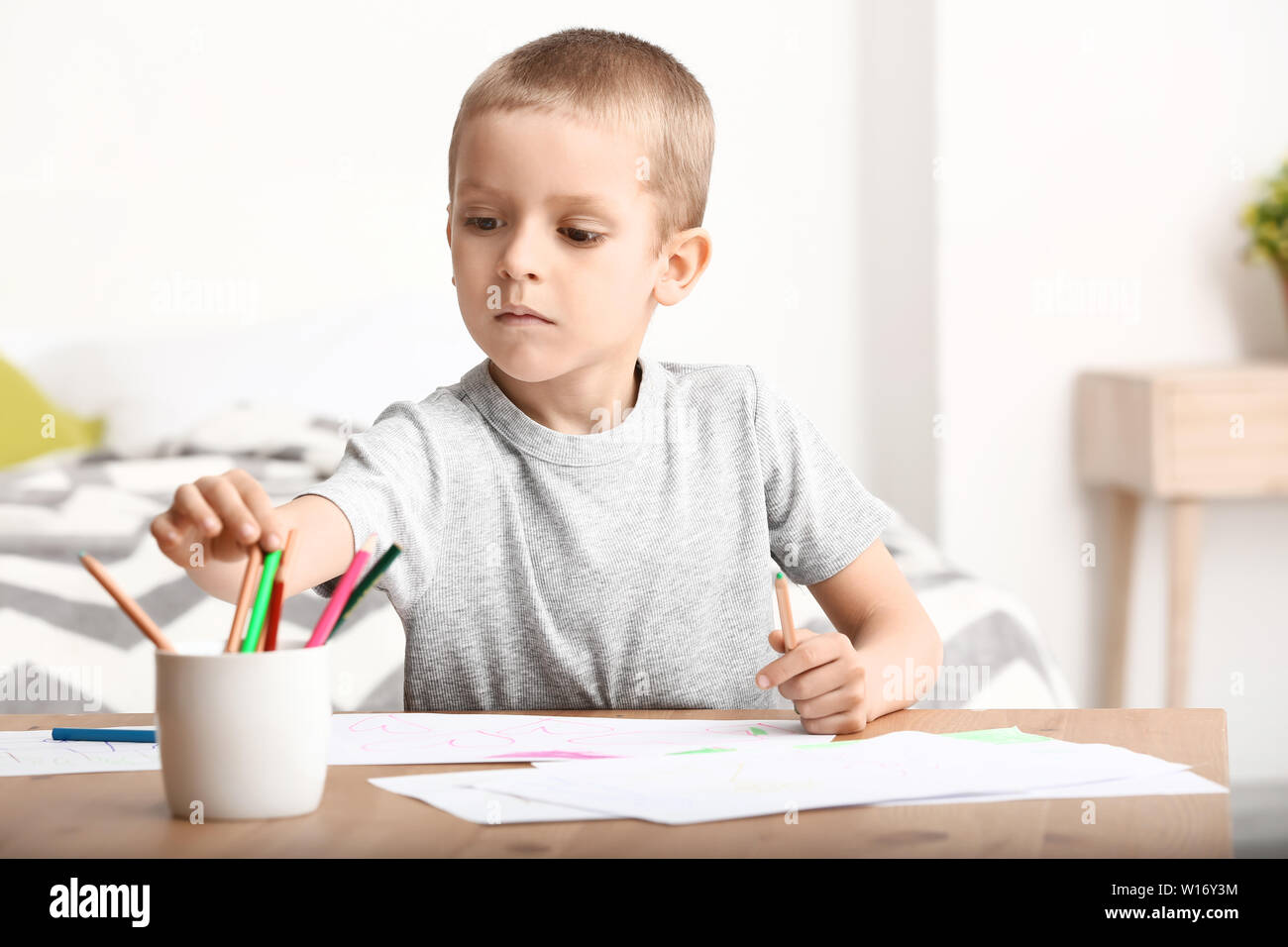 Little boy drawing at home Stock Photo - Alamy