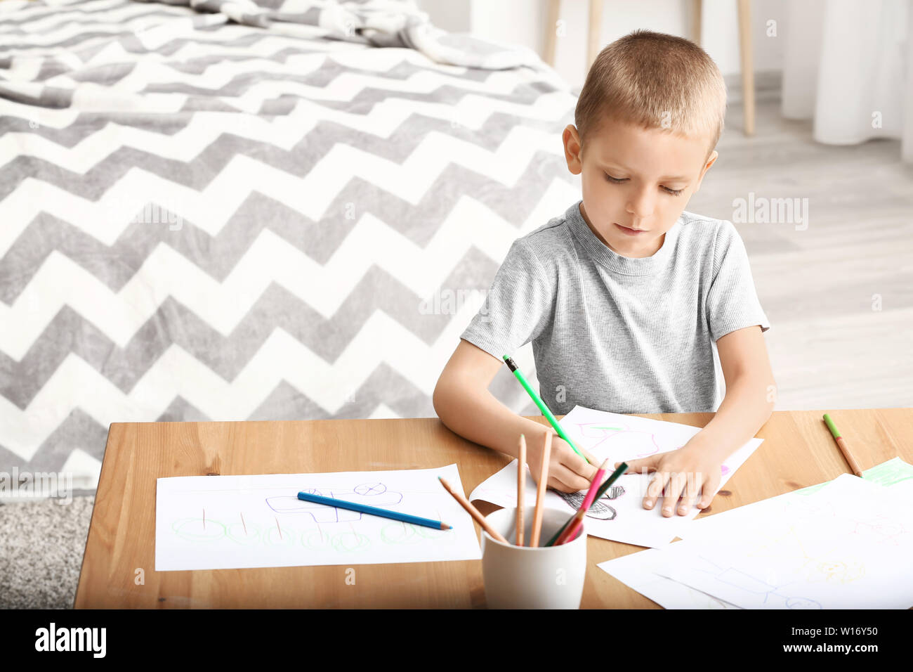 Little boy drawing at home Stock Photo - Alamy