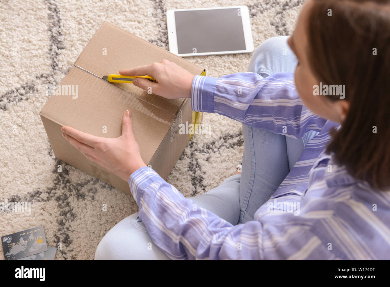 Opening parcel knife hi-res stock photography and images - Alamy