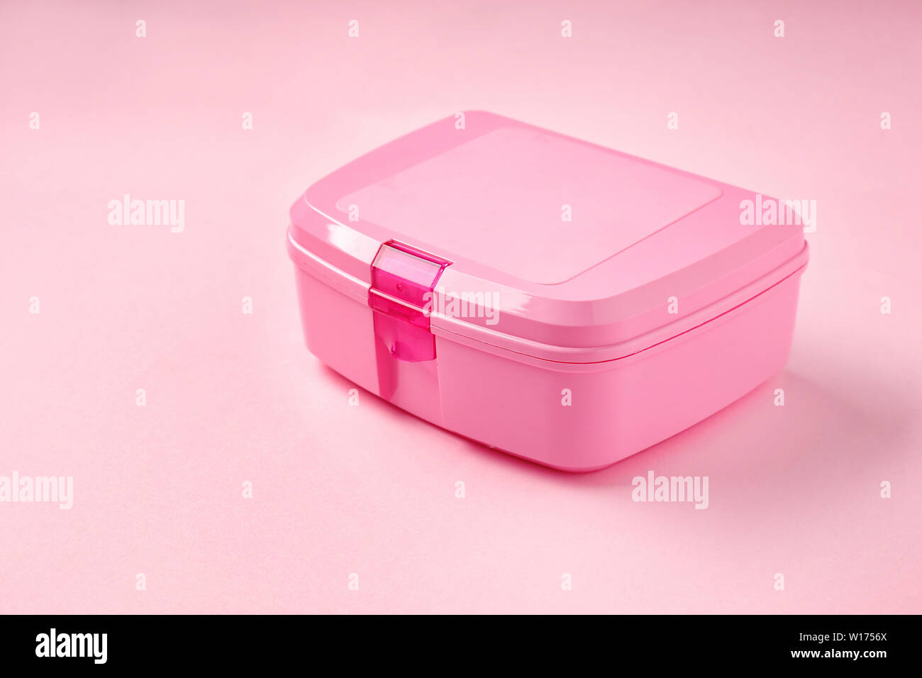 School lunch box on color background Stock Photo - Alamy