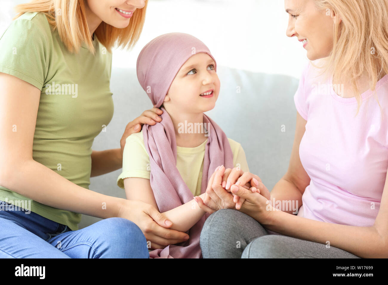 Little girl after chemotherapy with her family at home Stock Photo - Alamy