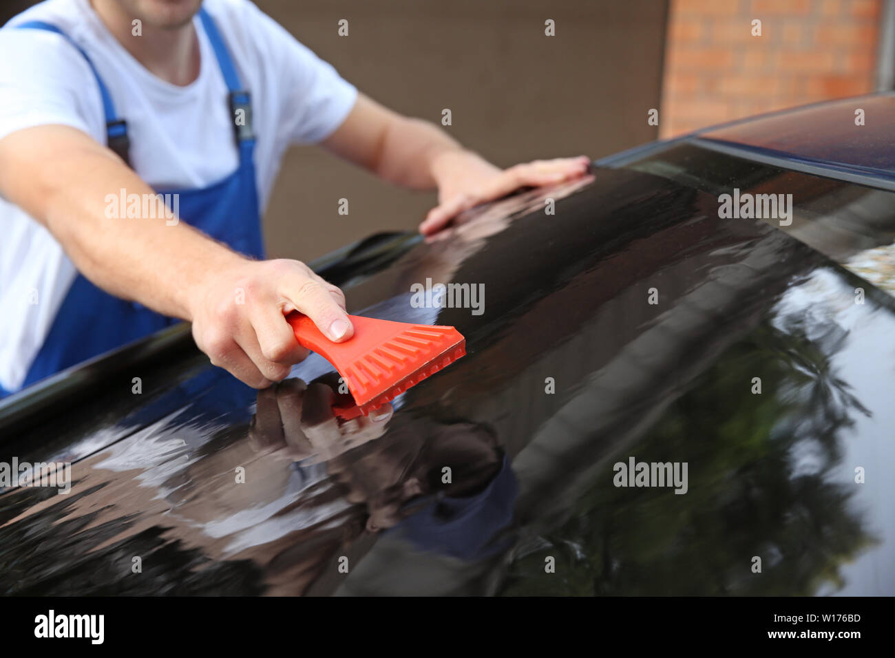Male worker tinting car window outdoors Stock Photo - Alamy