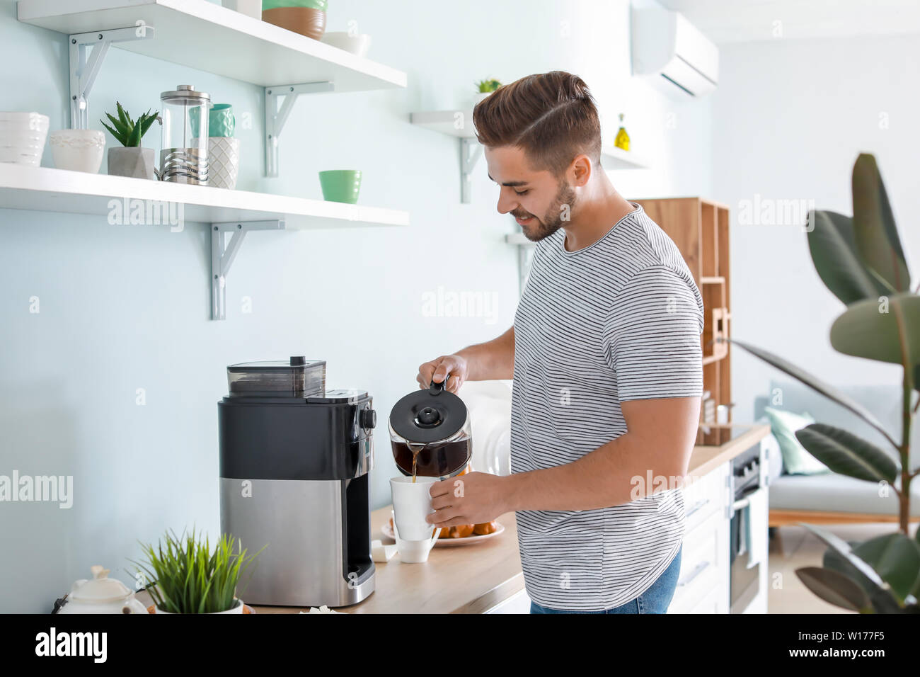 Man using machine pot hi-res stock photography and images - Alamy