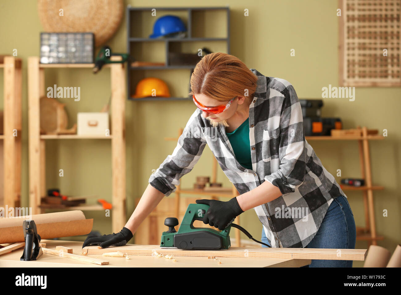 Female carpenter hi-res stock photography and images - Alamy