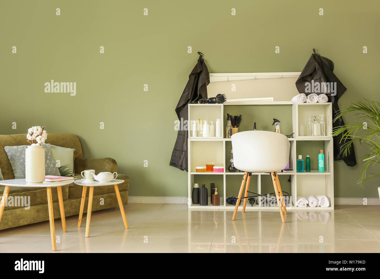 Interior of modern hairdressing salon Stock Photo - Alamy