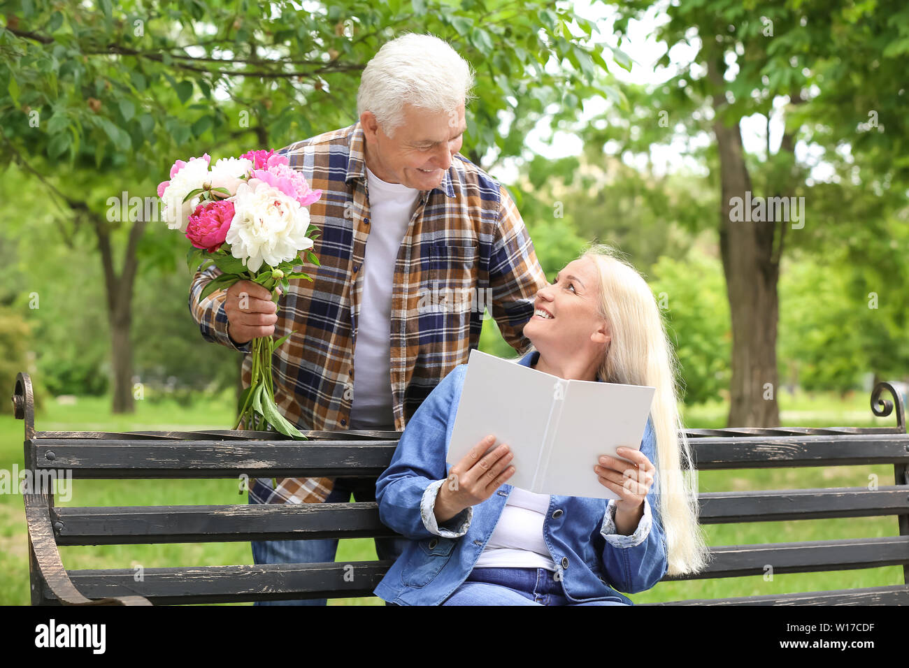 Woman receiving flowers hi-res stock photography and images - Alamy