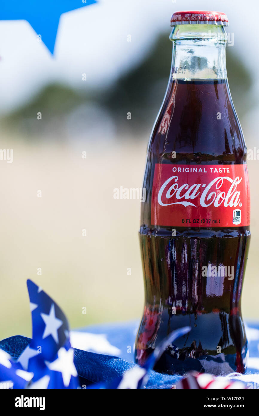 Glass bottle of coca cola hi-res stock photography and images - Alamy
