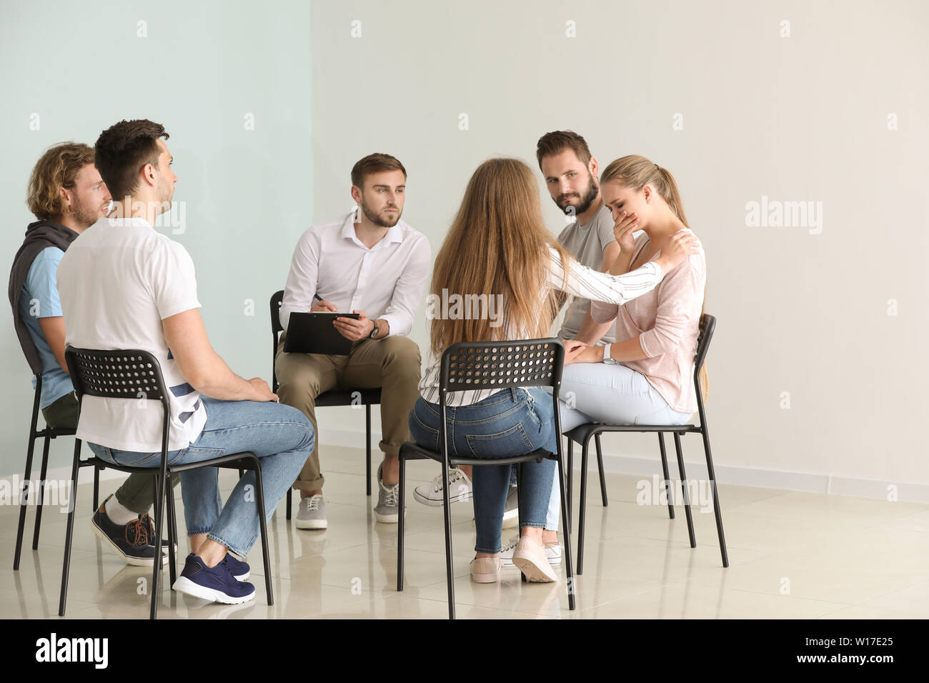 Young people psychologist group hi-res stock photography and images - Alamy