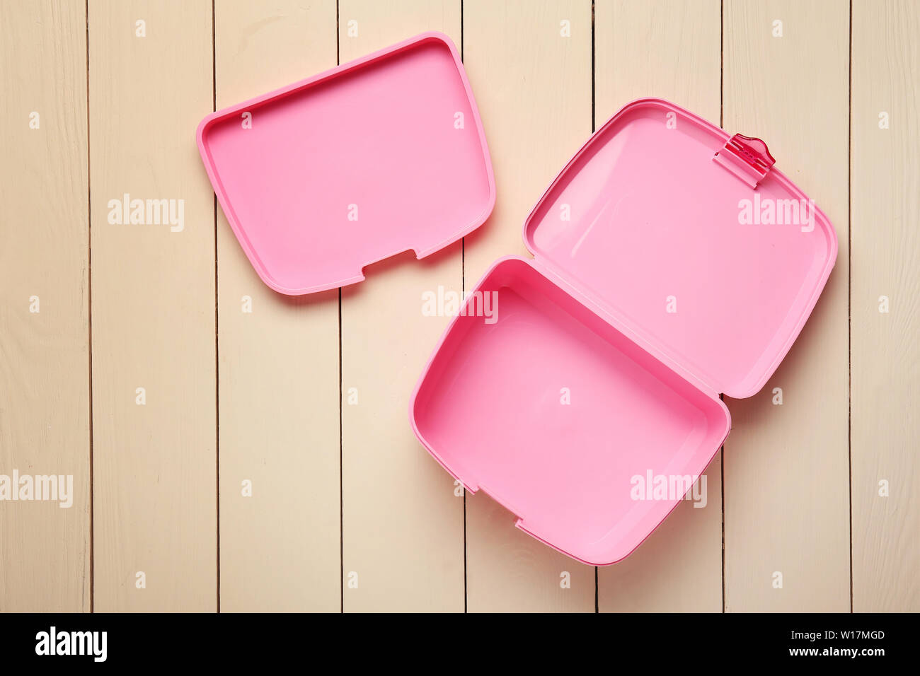 Empty school lunch box on white wooden background Stock Photo - Alamy