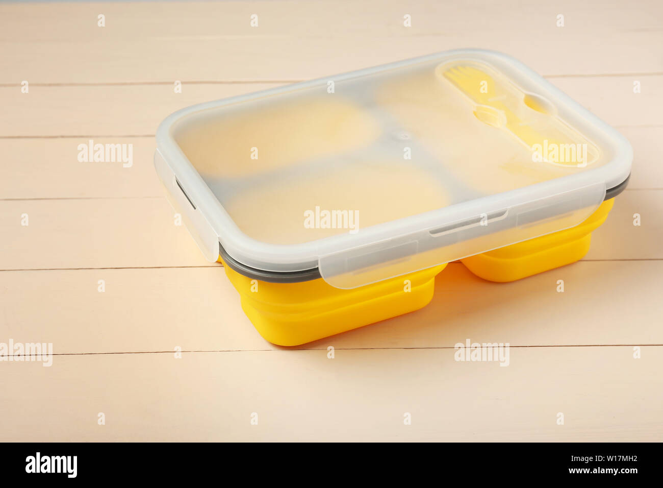 Empty school lunch box on white wooden background Stock Photo - Alamy