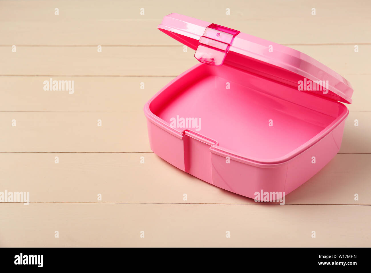 Empty school lunch box on white wooden background Stock Photo - Alamy