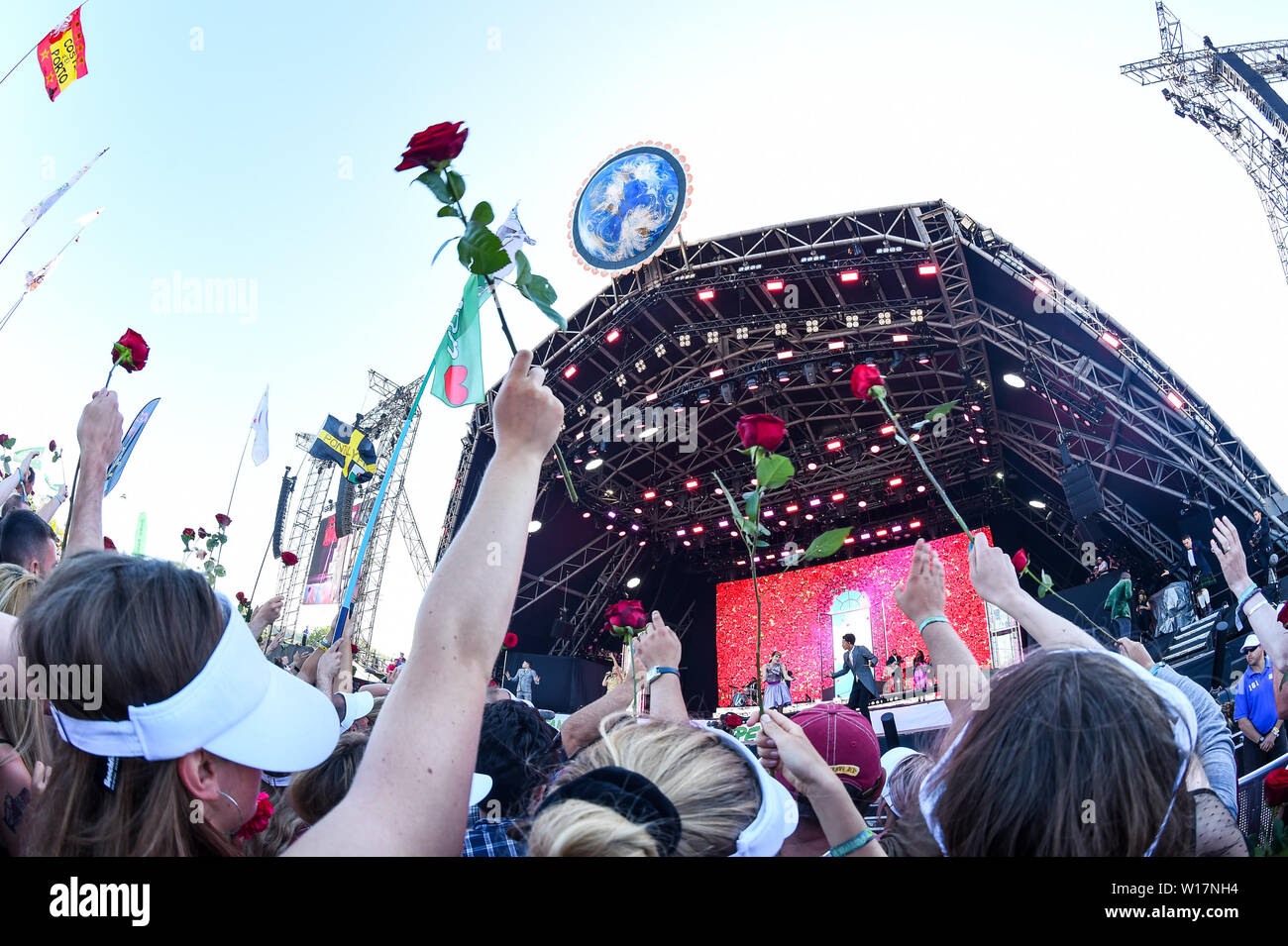 Glastonbury pyramid stage crowd 2019 hi-res stock photography and ...