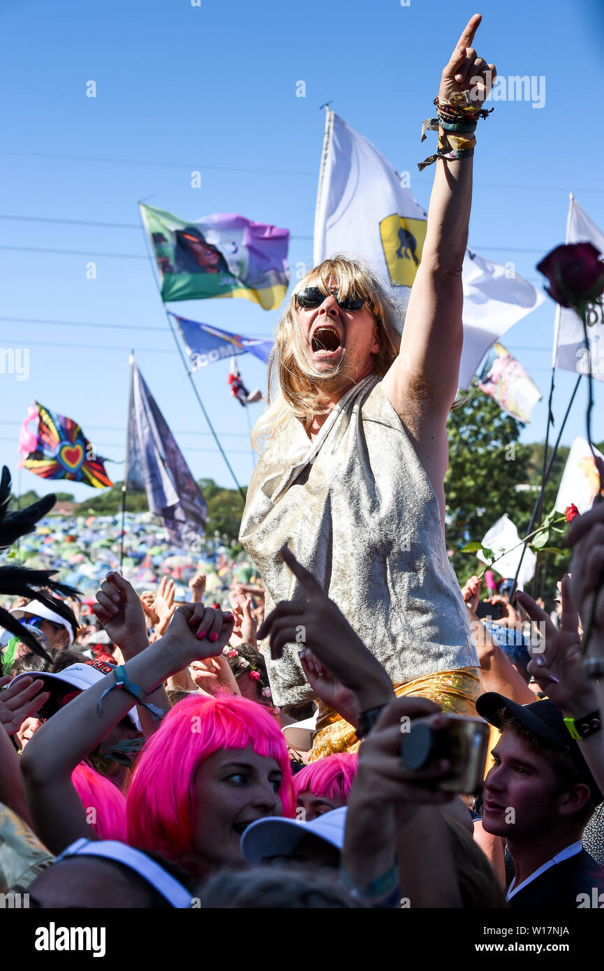 Glastonbury pyramid stage crowd 2019 hi-res stock photography and ...