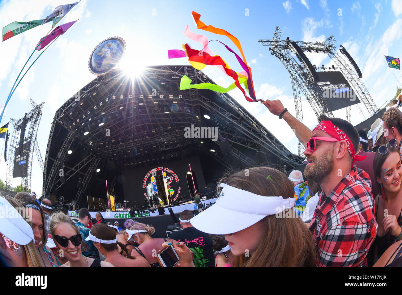 Glastonbury pyramid stage crowd 2019 hi-res stock photography and ...