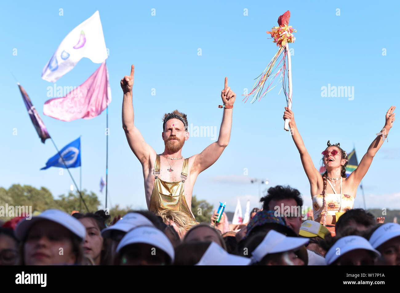 Glastonbury pyramid stage crowd 2019 hi-res stock photography and ...