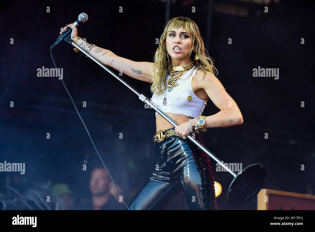 Miley cyrus stage hi-res stock photography and images - Alamy