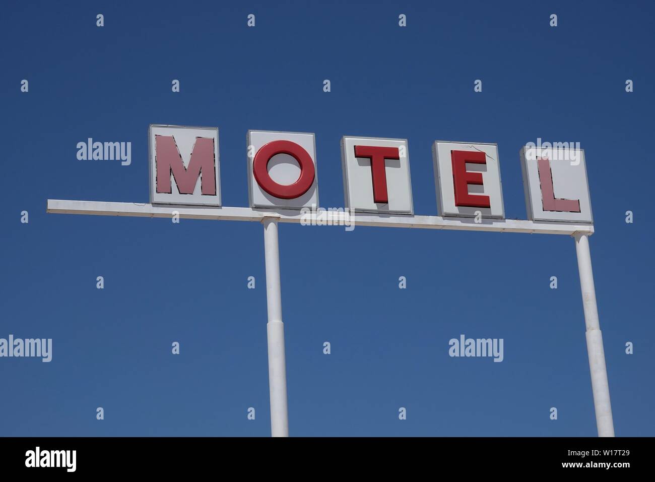 Vintage motel sign hi-res stock photography and images - Alamy