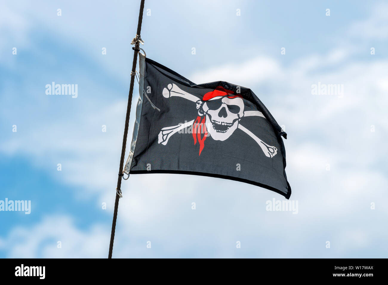 Jolly Roger skull and crossbones black pirate flag Stock Photo - Alamy