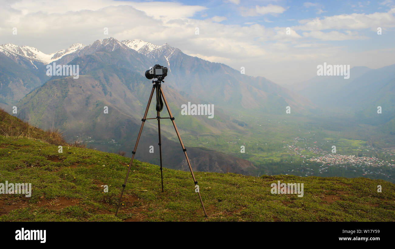 Tripod mounted camera lens hi-res stock photography and images - Alamy