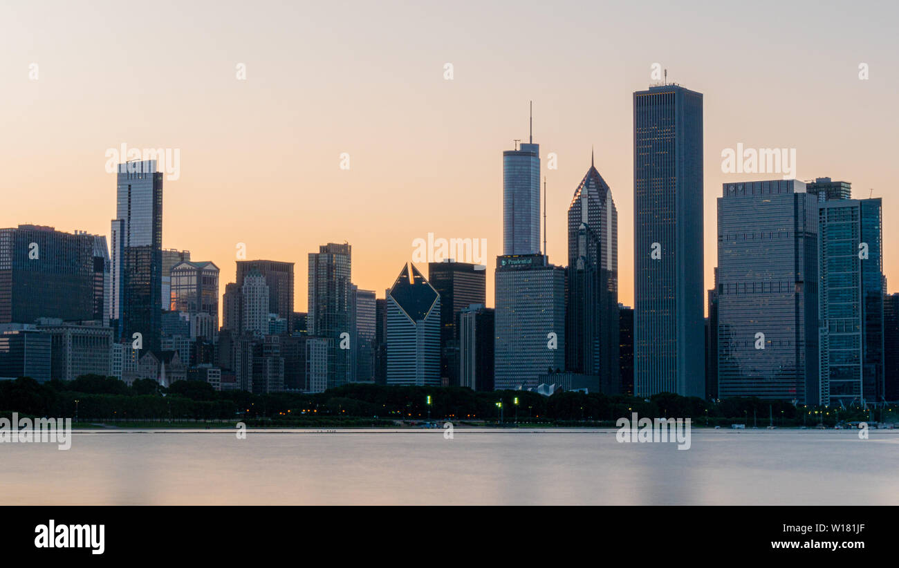 Downtown chicago sunset 2019 hi-res stock photography and images - Alamy
