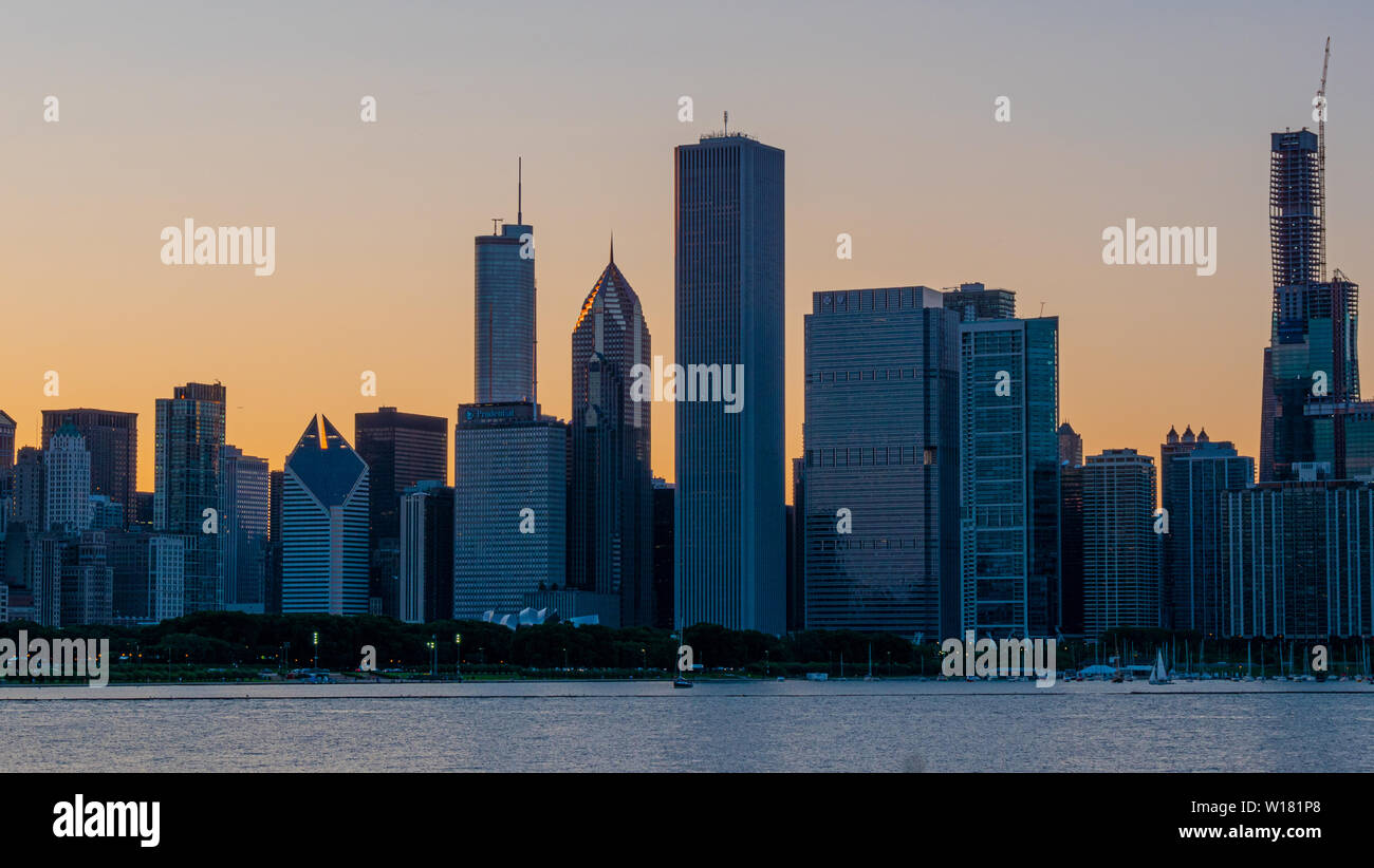 Downtown chicago sunset 2019 hi-res stock photography and images - Alamy