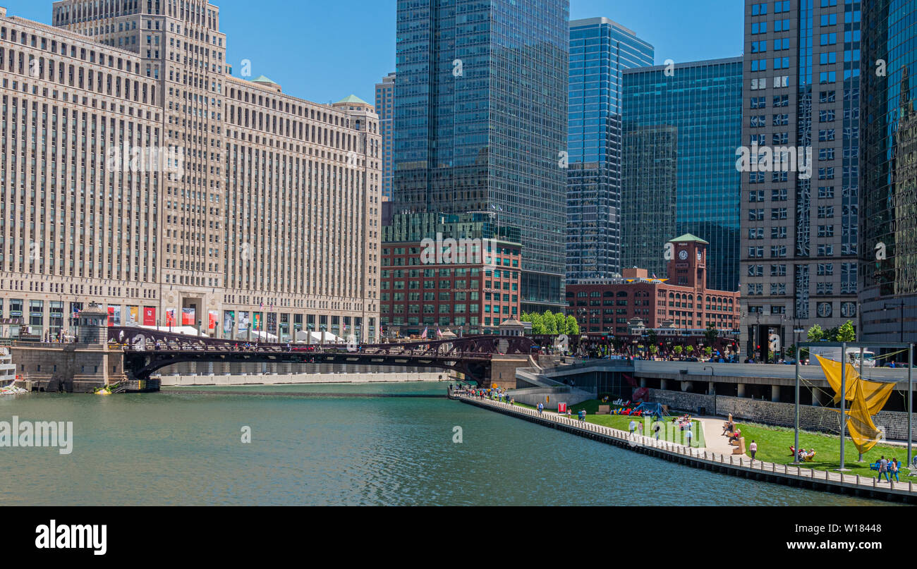 Downtown chicago sunset 2019 hi-res stock photography and images - Alamy
