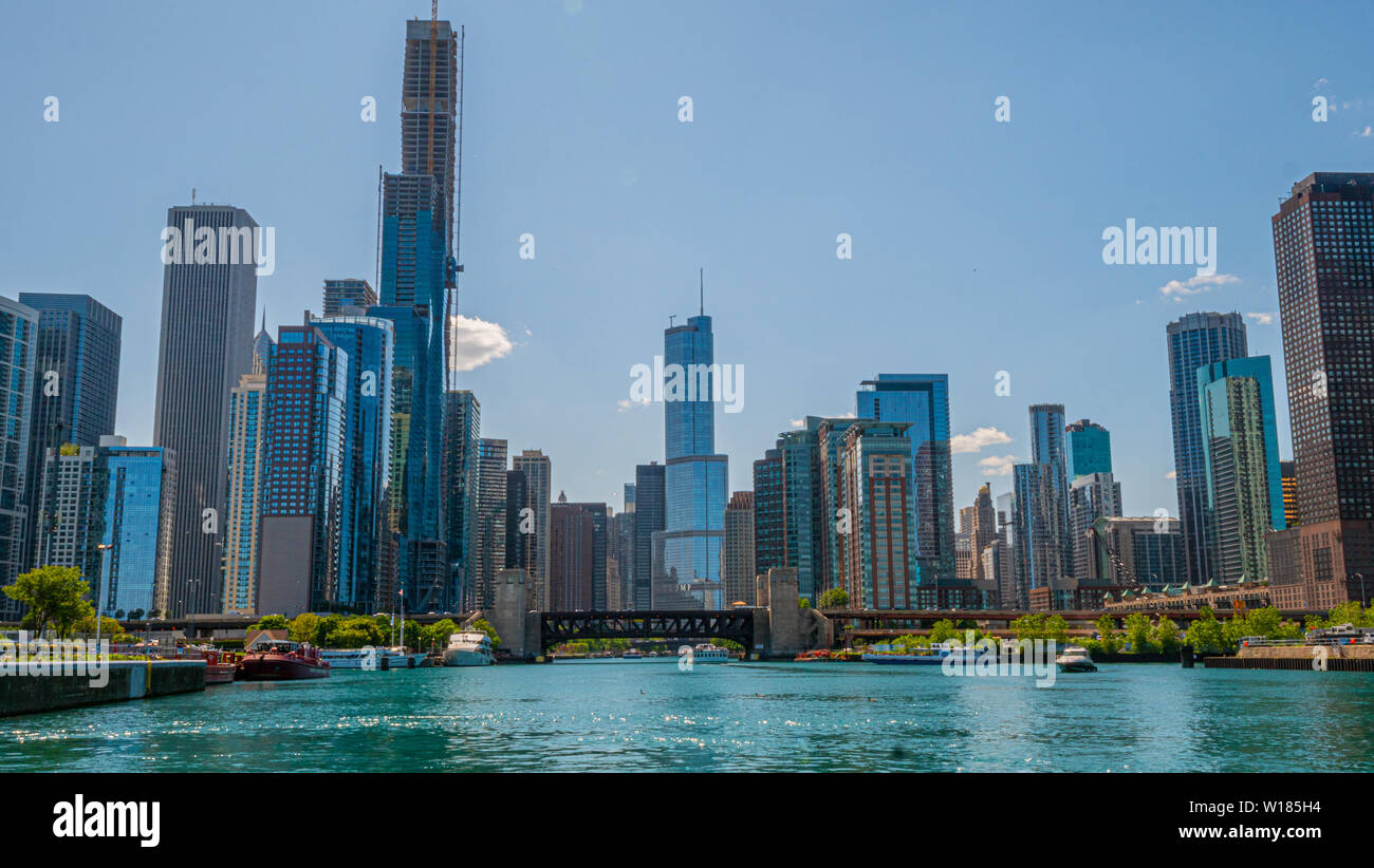 Downtown chicago sunset 2019 hi-res stock photography and images - Alamy