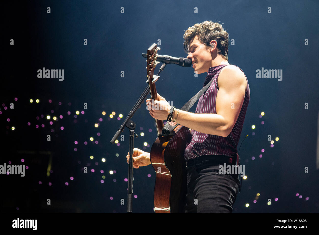 Shawn mendes on stage hi-res stock photography and images - Alamy