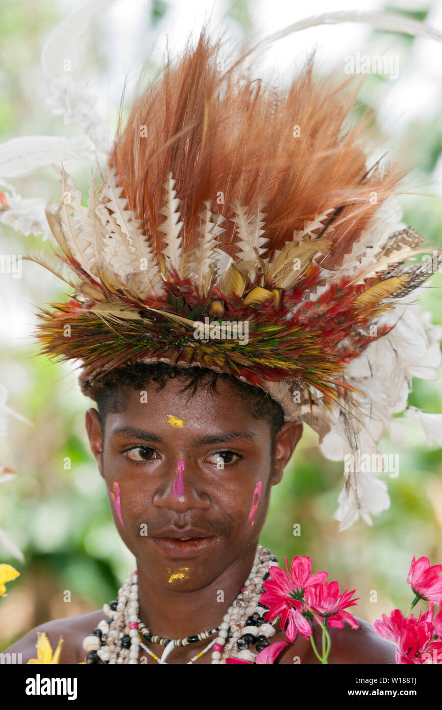 Papua new guinea feathers headdress hi-res stock photography and images ...