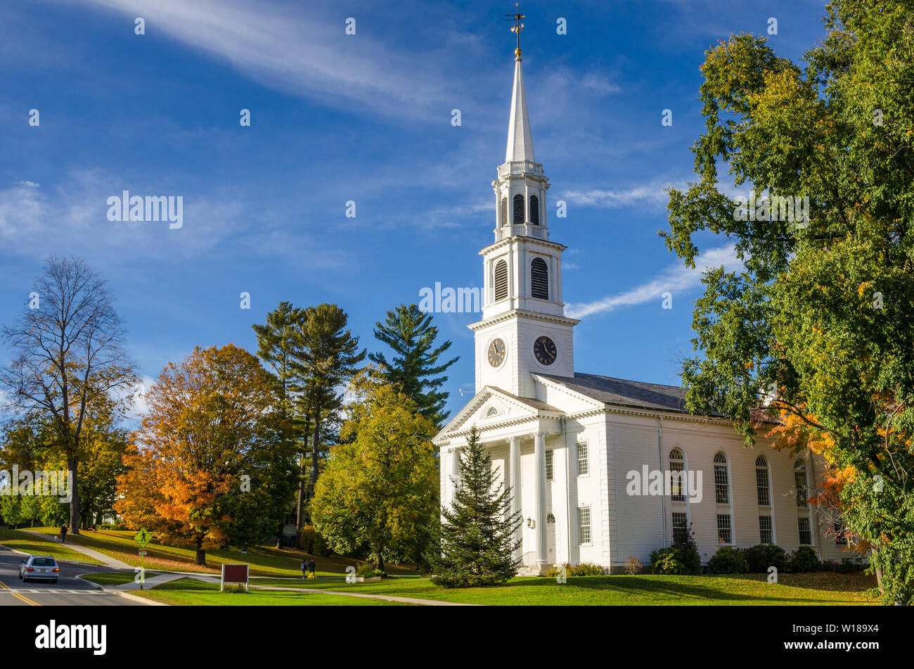 White church steeple with blue sky hi-res stock photography and images ...