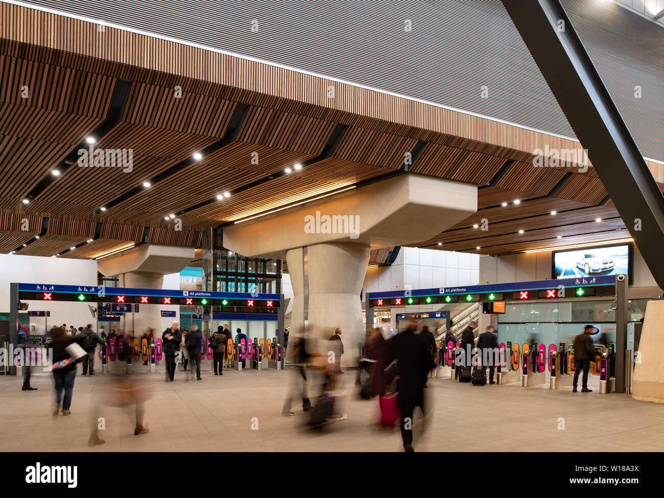 London Bridge Station as rush hour Stock Photo - Alamy