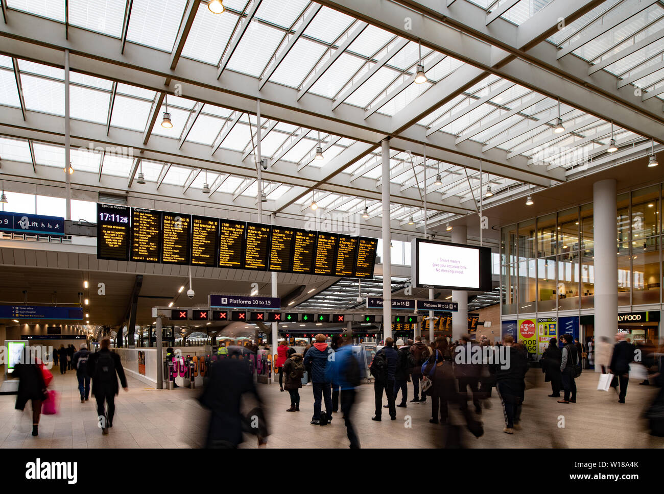 London Bridge Station as rush hour Stock Photo - Alamy
