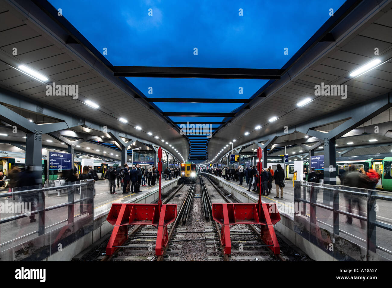 Overground rail interchange track hi-res stock photography and images ...