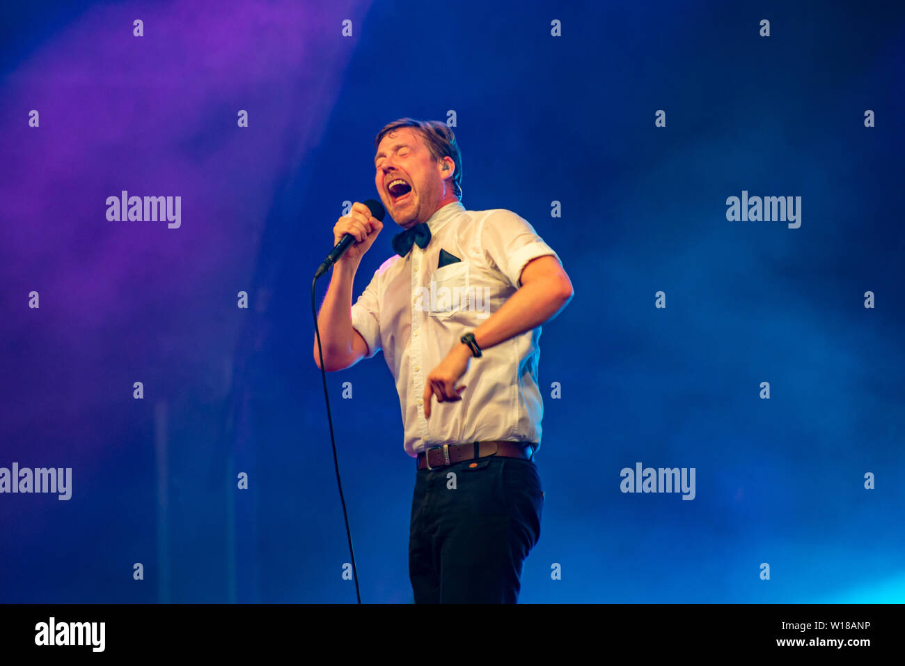 Lead singer kaiser chiefs ricky wilson on stage hi-res stock ...