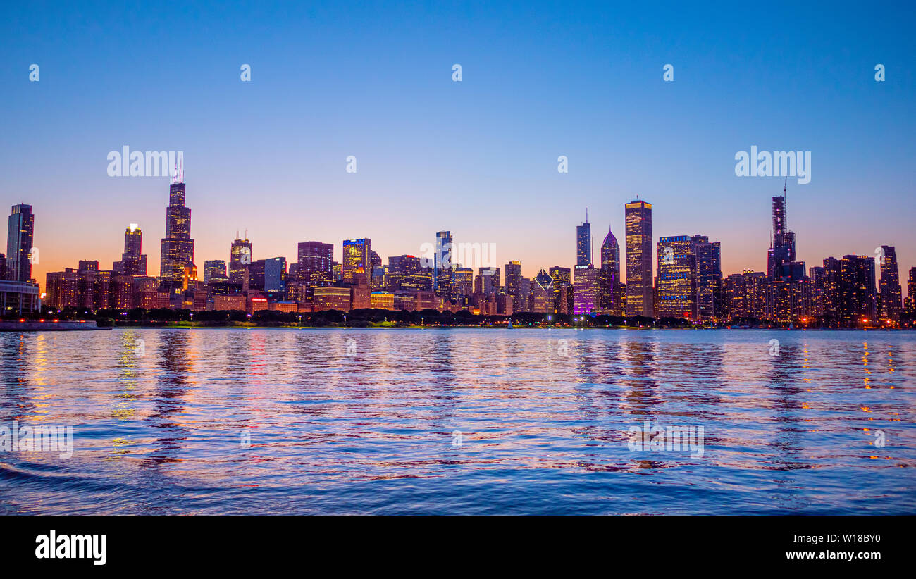 Downtown chicago sunset 2019 hi-res stock photography and images - Alamy