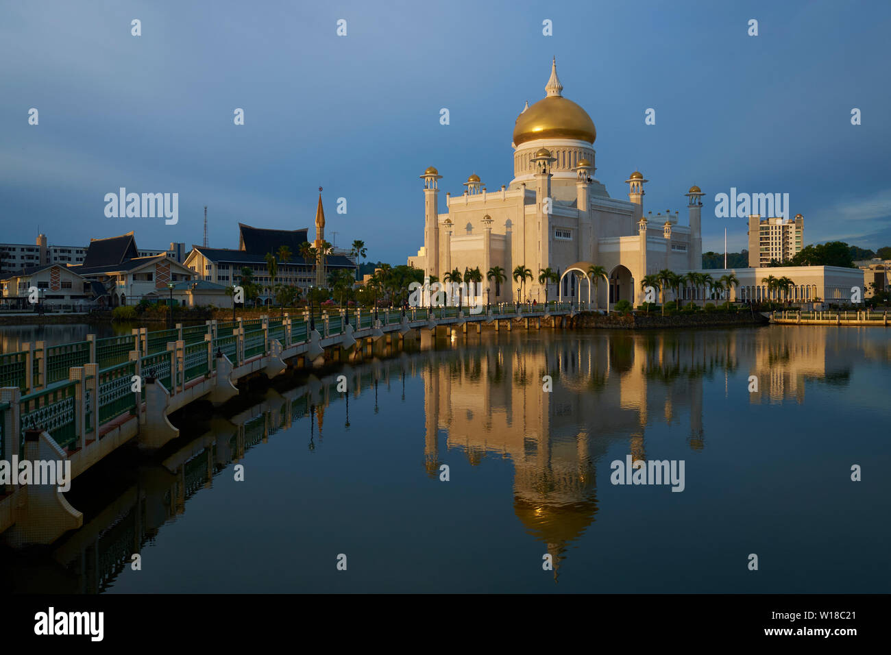 Sunset view of the Omar Ali Saifuddien mosque in downtown Bandar Seri ...