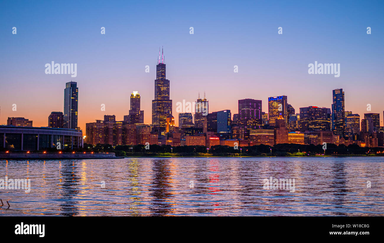 Downtown chicago sunset 2019 hi-res stock photography and images - Alamy