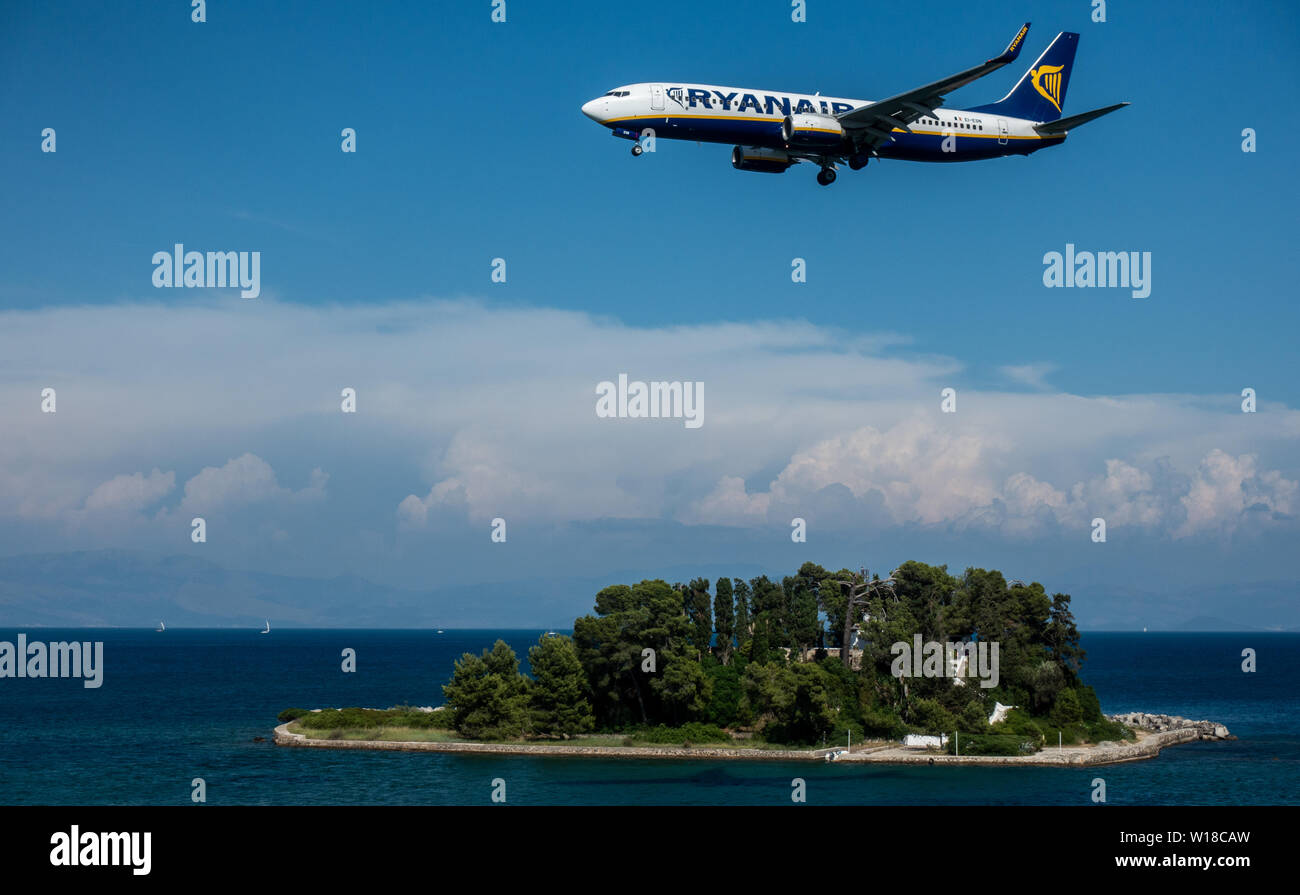 Ryanair aeroplane landing at Corfu Airport over Mouse Island Stock ...