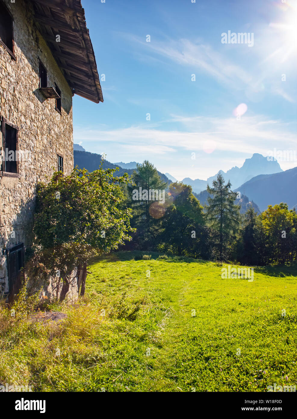 Mountain house stone italy hi-res stock photography and images - Alamy