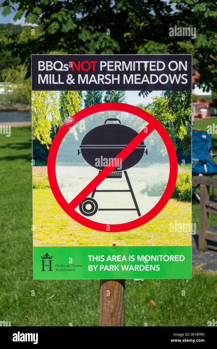 No BBQ sign at Mill & Marsh Meadows Henley on Thames UK Stock Photo - Alamy