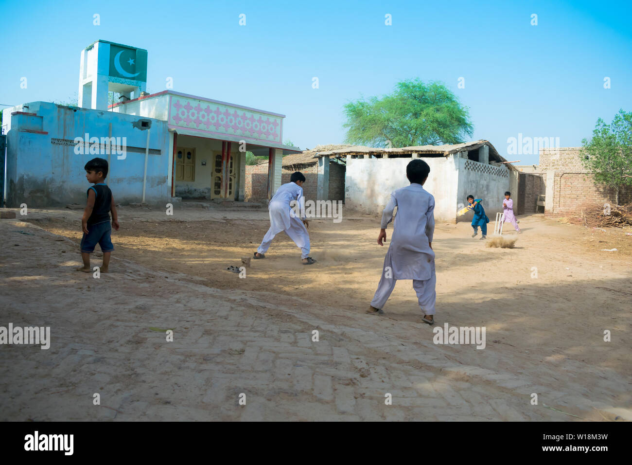 Boy playing cricket pakistan hi-res stock photography and images - Alamy