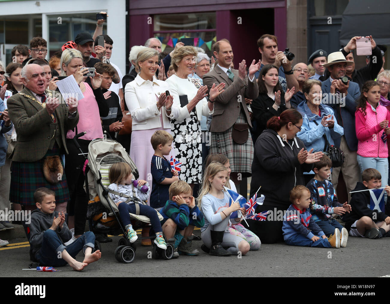 The Earl and Countess of Forfar applaud a highland dancing performance ...